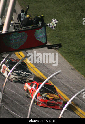 Dale Earnhardt Jr. nimmt die Ziellinie und gewann die Winn - Dixie 250 ...