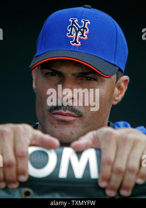 New York Mets' Catcher Paul LoDuca kreuzt die Platte als ehemalige Met ...