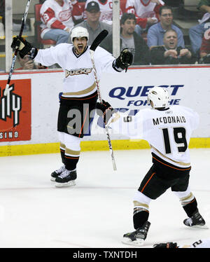 Anaheim Ducks right winger Teemu Selanne, of Finland, warms up before ...