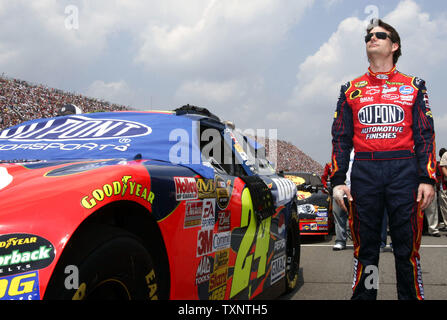 Jeff Gordon hört die Nationalhymne vor Beginn der NASCAR Gatorade Duell ...