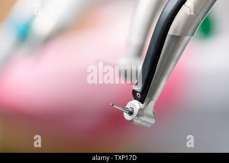 Zahnarzt mit zahnärztlichen Handstück bohren Zähne der kleine Zicklein ...