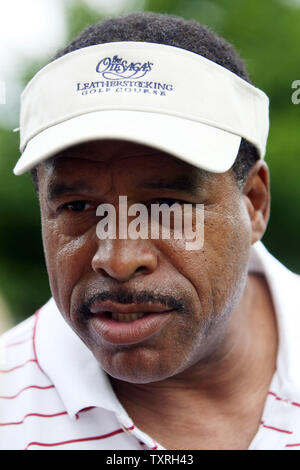 Baseball Hall of Fame Mitglied Dave Winfield Wellen auf die Menge, als ...