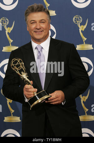 Alec Baldwin hält den Award für herausragende Leistungen von einem ...