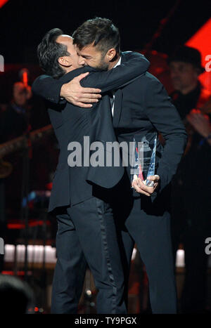 Recording Artist Ricky Martin (R) präsentiert honoree Marc Anthony mit ...