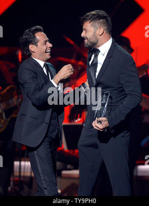Recording Artist Ricky Martin (R) präsentiert honoree Marc Anthony mit ...