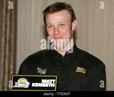 NASCAR NEXTEL Cup-Fahrer Matt Kenseth (17) führt Tony Stewart (20 ...