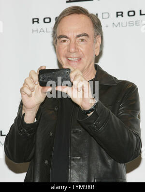 Neil Diamond nimmt ein Foto auf der Bühne, wie er in die Rock and Roll ...