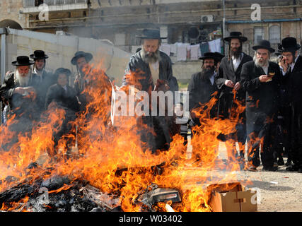 Ultra-Orthodox Jewish men burn leavened items in final preparation for ...