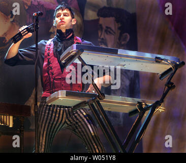 Eric Ronick spielt mit Panik! In der Disco, wie Sie ausführen, im ...