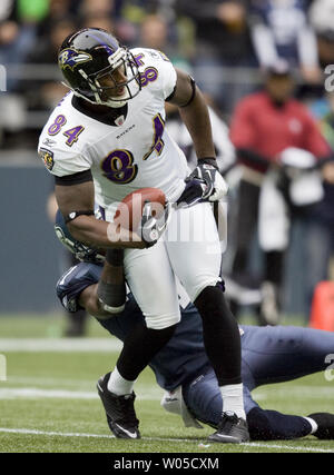 Baltimore Ravens Tight End Ed Dickson bekommt einen ersten Down, als er ...