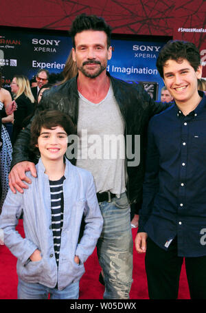 Schauspieler Frank Grillo mit Gast und Sohn Remy besucht das Los ...