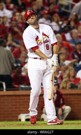 St. Louis Cardinals Troy Glaus wirft seine bat nach dem knallen zu ...