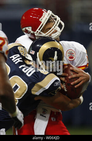 Kansas City Chiefs Quarterback Brodie Croyle zieht sich aus dem Griff ...