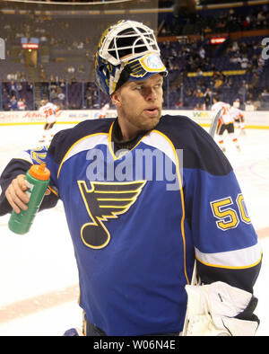 St. Louis Blues Torwart Chris Mason kann nur zusehen, wie Florida ...