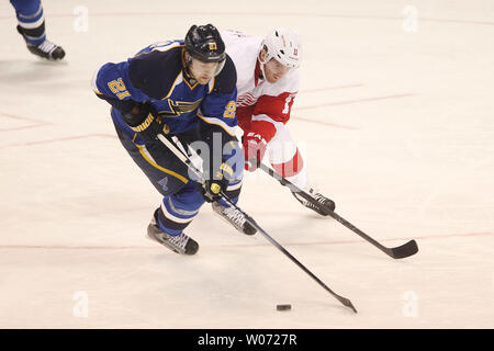 Detroit Red Wings' Danny Cleary parades the Stanley Cup in his hometown ...