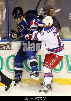 Brandon Dubinsky (17) der New York Rangers sieht auf, wie die New ...