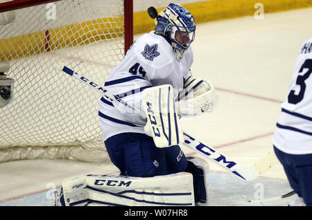 Toronto Maple Leafs Torhüter Jonathan Bernier (rechts) macht eine ...