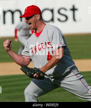 Anaheim Angels Krug Troy Percival feiert mit Catcher Josh Paul nach ...
