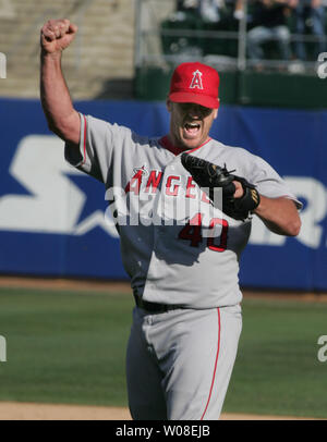 Anaheim Angels Krug Troy Percival feiert mit Catcher Josh Paul nach ...