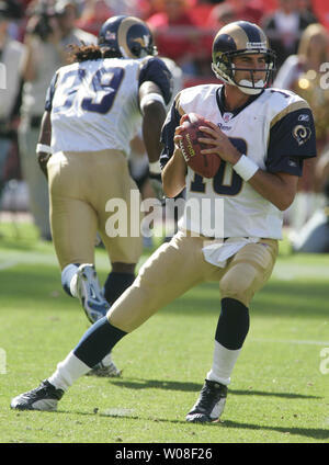 St. Louis Rams QB Marc Bulger (10) sieht für einen Empfänger gegen die ...