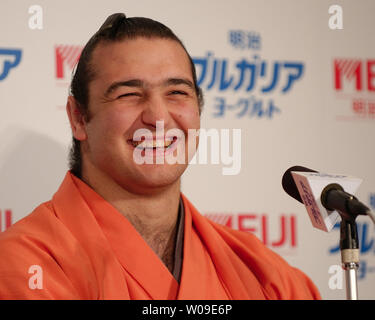 TOKYO, Japan - beliebte Sumo-Ringer Terao hat seine Haare Knoten ...