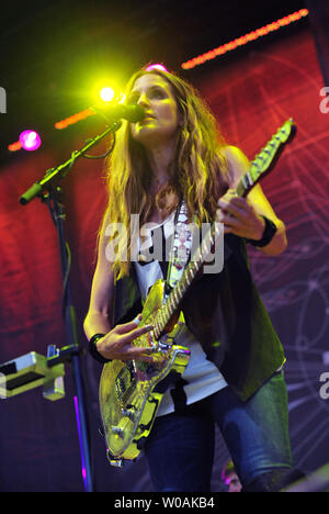 Emily Robison von Court Yard Hounds führt während Lilith Fair 2010 im ...