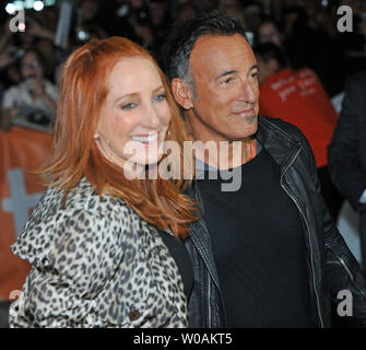 Bruce Springsteen und seine Frau Patti Scialfa Shop bei Barneys New ...
