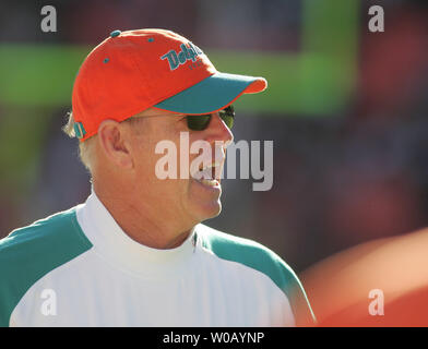 Miami Dolphins interim Head Coach Jim Bates sein Headset passt als ...