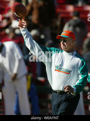 Miami Dolphins interim Head Coach Jim Bates sein Headset passt als ...