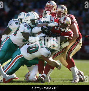 San Francisco 49ers Maurice Hicks ist von hinten durch St. Louis Rams ...