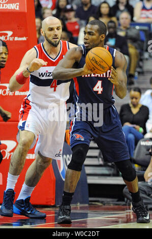 Atlanta Hawks' Paul Millsap, center, shoots against Oklahoma City ...