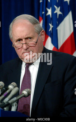 Senator Carl Levin (D-MI) (L) spricht, als Mehrheitsführer im Senat ...