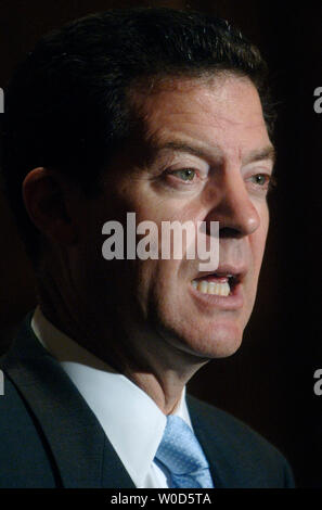 Senator Sam Brownback, R-KS, spricht mit Reportern während einer ...