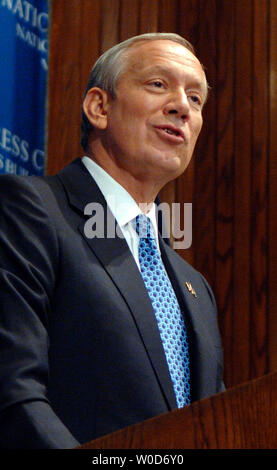 Gouverneur George Pataki spricht in einer Pressekonferenz nach der ...