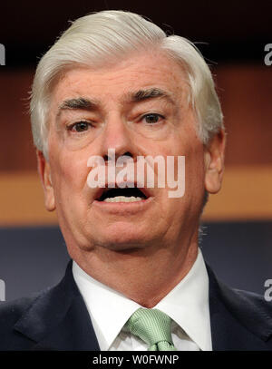 Senator Christopher Dodd, D-CT, spricht mit Reportern nach einer Reihe ...