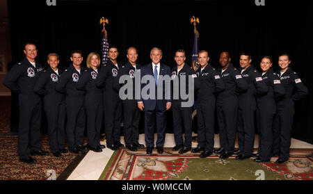 Captain Elizabeth Kreft, die Air Force Thunderbird Team Public Affairs ...