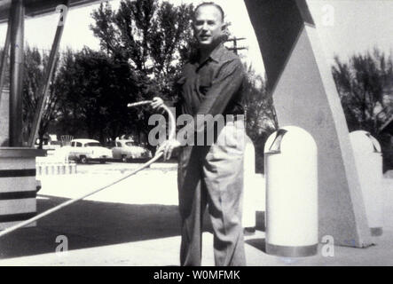 Ray Kroc, der Gründer von McDonald's, ist mit einem multimixer bei ...