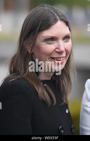 Leader Nicola Sturgeon begrüßt die drei neu gewählten Abgeordneten SNP ...