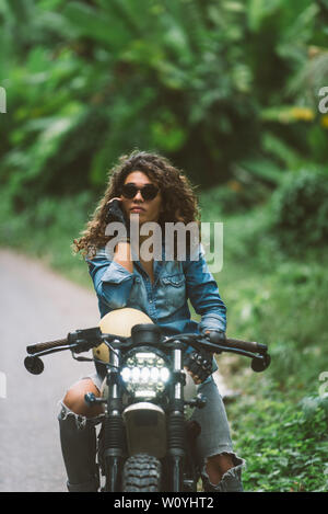 Schönen weiblichen Biker fahren ein Cafe' Racer Motorrad - Hübsches ...