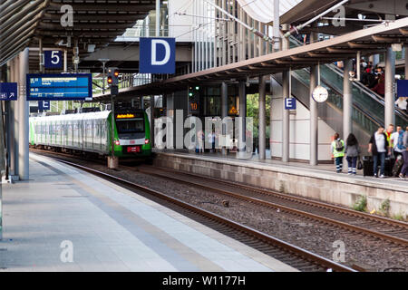 S-Bahn, S-Bahn Station, Dusseldorf-Hamm stoppen, die Skyline von ...