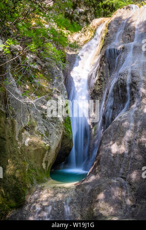 Schöne kleine Wasserfall Sentonina Staza auf Sentonas Trail im Wald ...
