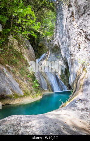 Schöne kleine Wasserfall Sentonina Staza auf Sentonas Trail im Wald ...