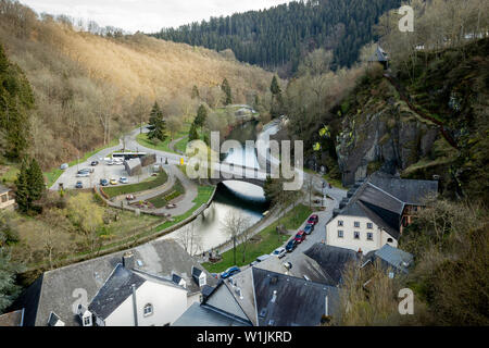 Das Dorf Esch-Sur-Sûre / Esch-Sauer mit Burg Ruinen entlang des Flusses ...