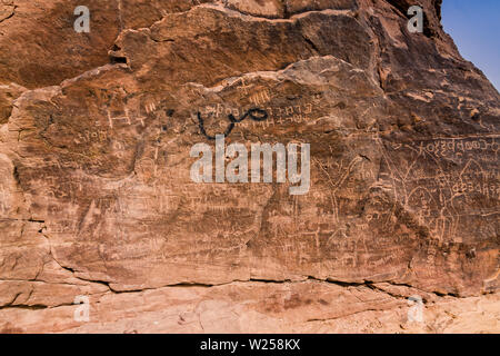 Prähistorische Petroglyphen, Felszeichnungen, der geometrische Muster ...