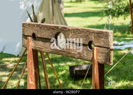 Hölzerne mittelalterlichen Pranger auf dem Burghof Stockfotografie - Alamy