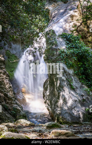 Schöne kleine Wasserfall Sentonina Staza auf Sentonas Trail im Wald ...
