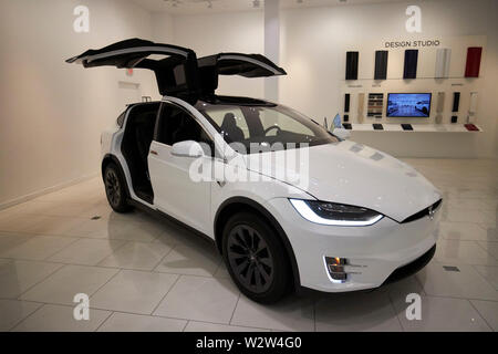 WeiB Tesla Model X mit Falcon Flugelturen offnen wahrend der Feier in einer Tesla Galerie Showroom in Florida USA Vereinigte Staaten von Amerika Stockfotografie Alamy