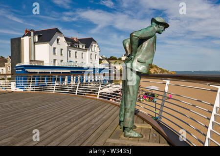 Hôtel De La Plage und Statue des Monsieur Hulot / Jacques Tati in Saint ...