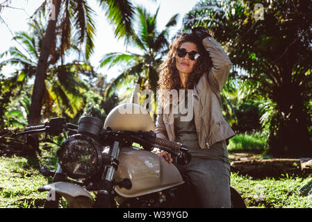 Schönen weiblichen Biker fahren ein Cafe' Racer Motorrad - Hübsches ...