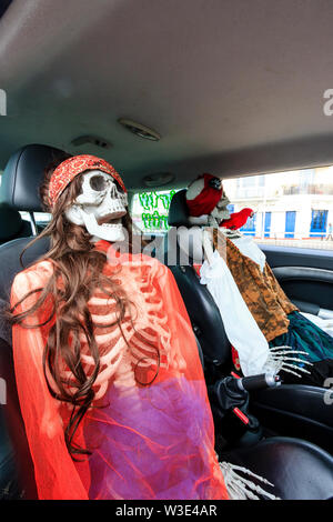 Innenraum des Mini Auto mit zwei Skelett Figuren, verkleidet als ...